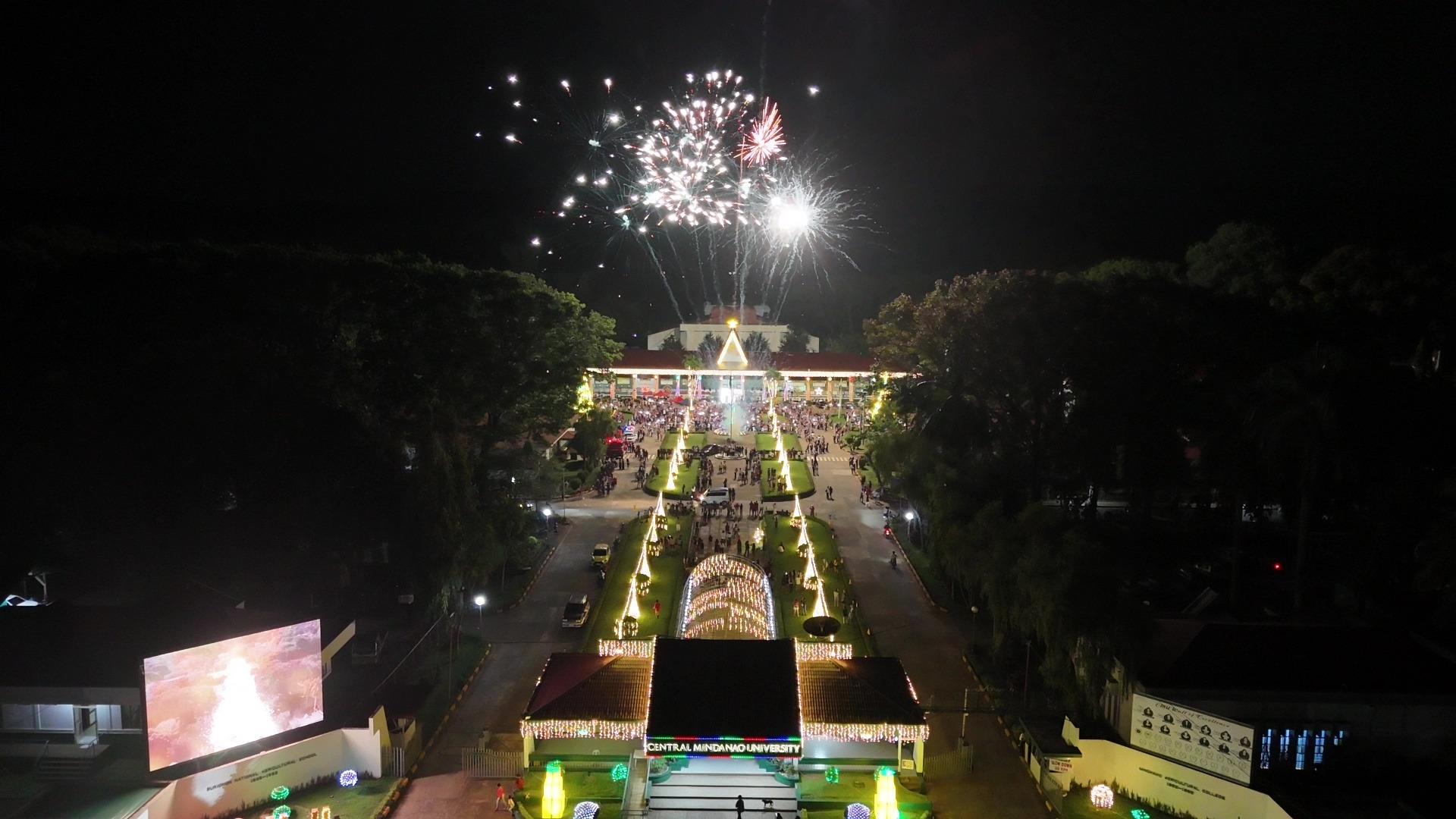 CMU unveils Golden Christmas Lighting display – Central Mindanao University